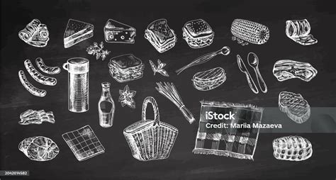 칠판 배경에 바베큐와 피크닉 요소의 손으로 그린 스케치 세트입니다 메뉴 구운 음식 고기의 디자인에 낙서 빈티지 일러스트입니다 새겨진 이미지 일러스트레이션에 대한 스톡 벡터