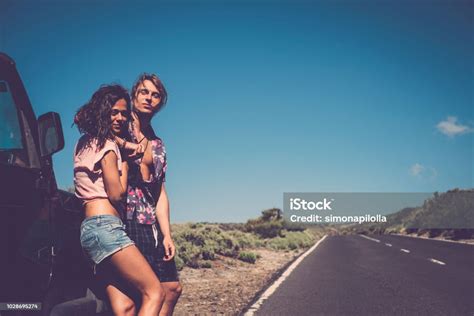 빈티지와 패션 개념 사진의 젊은 모델 여행자의 몇 주차 길이 근처 산에서도 아스팔트 사랑과 우정 여행 및 라이프 스타일 휴가 즐기는 아름 다운 사람들 커플에 대한 스톡 사진