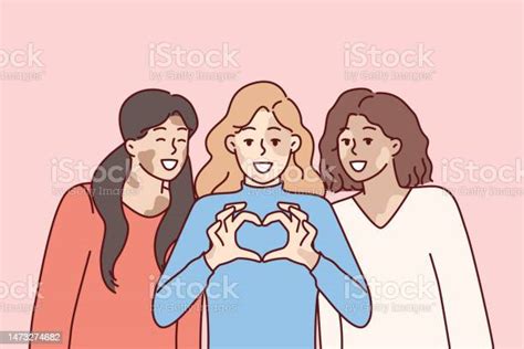 백반증 증후군을 앓고있는 세 명의 여성이 자기 사랑의 표시로 심장 제스처를 보여주는 미소를 짓고 있습니다 백반증에 대한 스톡 벡터 아트 및 기타 이미지 Istock