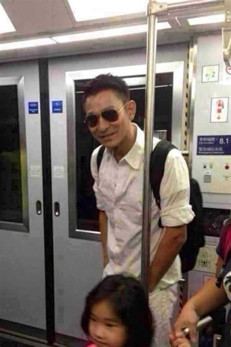 明星劉德華坐地鐵，李威龍在星光大道裸奔有失大雅 每日頭條