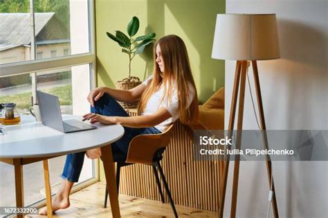 여자는 노트북 뒤에서 일합니다 인터넷 비즈니스 프리랜서 소녀 원격 작업 현대 라이프 스타일 근무일 모바일 장치 키보드에 입력 가정 생활에 대한 스톡 사진 및 기타 이미지
