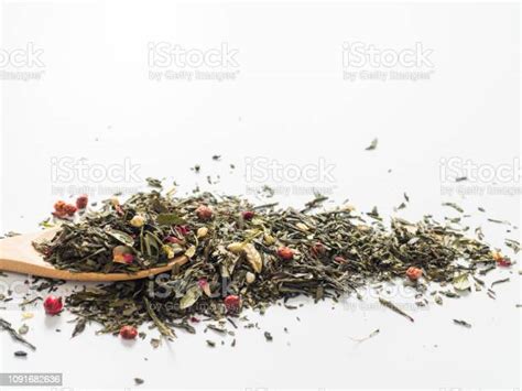 Cowberry 잎 붉은 건포도 Sencha 녹색 꽃 차 잎 건조 재 스민 장미 꽃잎 꿀과 립 흰색 바탕에 숲 베리 향기 0명에 대한 스톡 사진 및 기타 이미지 Istock