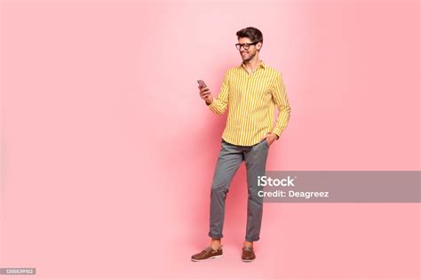 전체 길이 사진 의 잘 생긴 남자 입력 여자 친구 Sms 전화 중독 된 사람 착용 사양 Hipster 스트라이프 셔츠 바지 고립