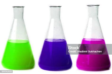 흰색 배경에 고립 된 색깔의 액체와 함께 3 개의 실험실 비 커 0명에 대한 스톡 사진 및 기타 이미지 0명 건강관리와 의술 녹색 Istock