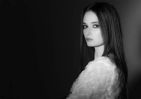 무료 이미지 검정색과 흰색 여자 화이트 사진술 모피 초상화 모델 유행 검은 단색화 헤어 스타일 긴 머리