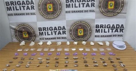 Bm Aborda Fiat Uno Suspeito De Distribuir Drogas Em Canoas Indivíduo