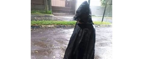 Potret Kocak Gaya Orang Dengan Jas Hujan Ini Membingungkan Ada Yang