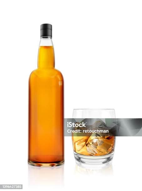 흰색 배경에 고립 된 유리가있는 라벨이없는 위스키 병 3d 렌더링 0명에 대한 스톡 사진 및 기타 이미지 0명 3차원 형태 가득 찬 Istock