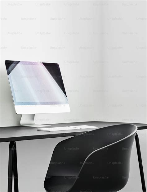 책상 위에 놓인 컴퓨터 모니터 사진 Unsplash의 테이블 이미지