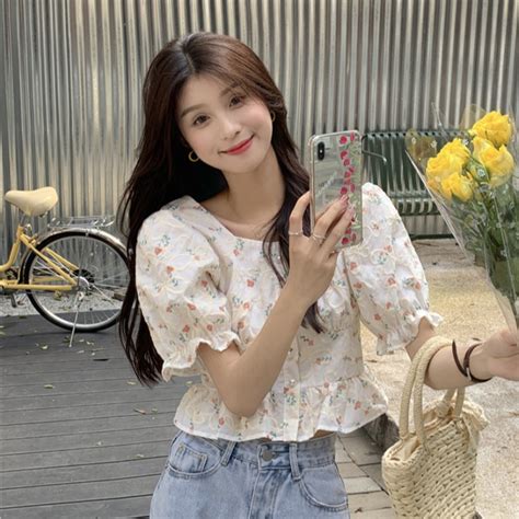 블롱뮤 Hot 봄 여름 편한 코디 플라워 패턴 스퀘어 넥 퍼프 소매 반팔 블라우스 탑 티셔츠 귀여운 프릴 셔츠 앰보싱 백 셔츠 루즈 박스 아방 핏 나들이 데이트 여친 룩