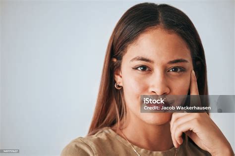 생각 여자 초상화 그리고 결정과 모형을 가진 젊은 여성의 행복한 얼굴 클로즈업 고립된 스튜디오 배경과 사려 깊은 느낌을 주는 창의적인 전략 아이디어를 가진 사색하는 사람