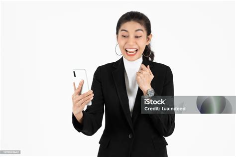 백인 고립 된 배경을 통해 모바일 스마트 폰을 들고 쾌활한 성공 젊은 아시아 비즈니스 여성 소셜 네트워크 사고와 사려 깊은 긍정적인 감정 표현에 대한 스톡 사진 및 기타