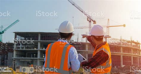 태블릿을 사용하여 현장에서 건설 작업을 하는 두 개의 아시아 엔지니어링 건설 현장에 대한 스톡 사진 및 기타 이미지 건설 현장 건설 산업 건축하기 Istock