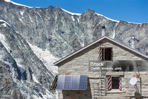 스위스 알프스의 아름다운 화창한 날에 벽에 태양전지가 있는 그랜드 마운트트 헛 태양전지판에 대한 스톡 사진 및 기타 이미지 태양전지판 태양 에너지 태양열 발전소