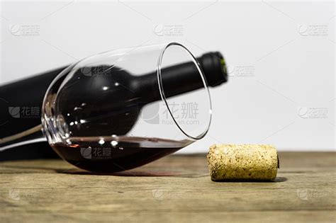 圆桌上放着一瓶红酒。美丽的白色背景