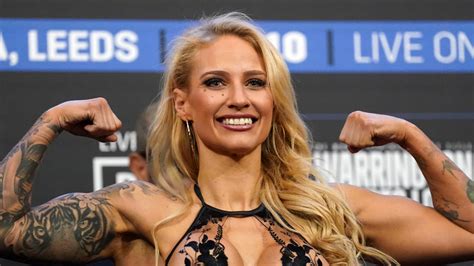 Boxermodel Ebanie Bridges Stuns Reporter By Showing Off Revealing