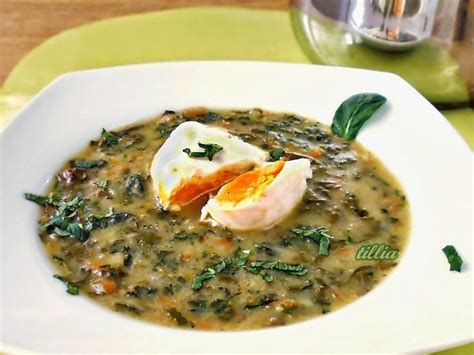 Пролетна чорба с рохко яйце и хляб Яйца