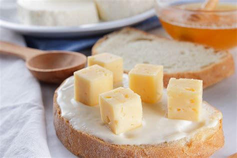 치즈와 흰 접시 Kefir 부드러운 치즈 미니 꿀 빵 블루 냅킨 한 조각의 샌드위치에 꿀 프랑스 흰색 배경 미국의 요리에서 아침 식사 0명에 대한 스톡 사진 및 기타 이미지