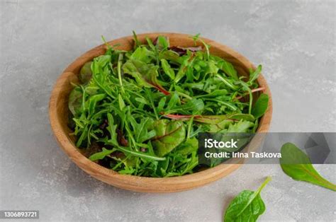 회색 콘크리트 배경에 나무 그릇에 신선한 샐러드 잎의 혼합 건강한 음식 공간을 복사합니다 시금치에 대한 스톡 사진 및 기타 이미지 Istock