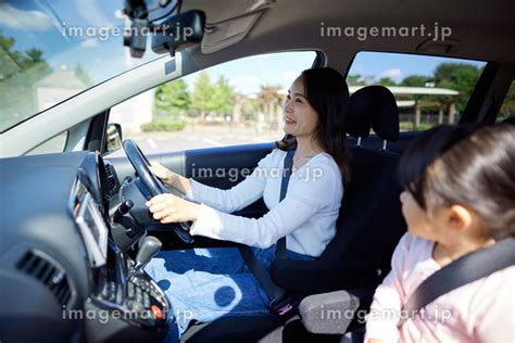 車でお出かけをする日本人の親子の写真素材 [238764872] イメージマート