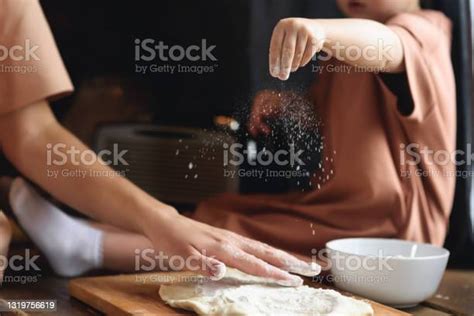 젊은 어머니와 딸이 부엌에서 함께 요리하는 어머니는 유치원 소녀를 가르쳐 페이스트리를 요리합니다 2 3 살에 대한 스톡 사진 및 기타 이미지 Istock