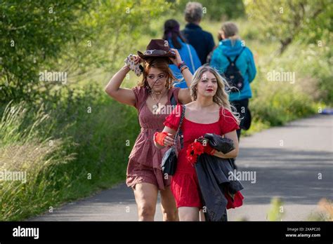 Edinburgh Scotland Uk 7th June 2024 ‘swifties Make Their Way To The Opening Night Of