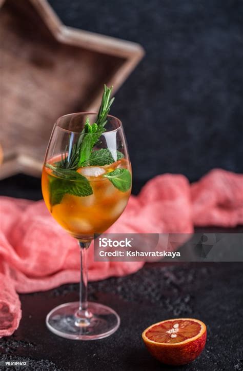 오렌지 주스와 얼음 조각으로 칵테일입니다 어두운 배경에서 오렌지 소 다 음료의 유리 0명에 대한 스톡 사진 및 기타 이미지