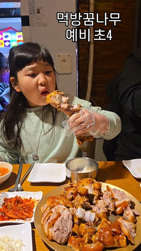 이희영 어른들이 선글라스를 왜 끼고 당기는지 이유가 궁금해 써본 조카는 써봐도 깜깜한걸 왜 쓰는지 이해 못하는 초딩입니당 ㅋ 조카는 뛰당기고 점프가 늘 생활화되어 있어서