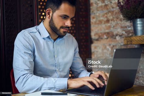 노트북 컴퓨터와 무료 Wifi를 사용 하 여 현대적인 인테리어 카페에 앉아 인터넷에 대 한 정보를 검색 하는 비즈니스 계약의 노트북 컴퓨터 텍스트에 입력 하는 꽃가 게의