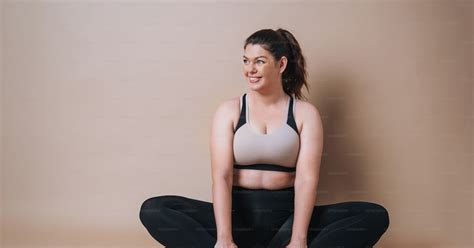 자기 사랑하는 젊은 여자 플러스 사이즈 스포츠웨어 하는 스트레칭 베이지색 배경 몸 사랑 사진 Unsplash의 플러스 사이즈 이미지