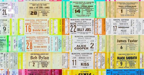 파란색 점프 반바지를 입은 여자가 모듬 티켓 벽 낙서 옆에 있습니다 사진 Unsplash의 무료 내 쉬 빌 이미지