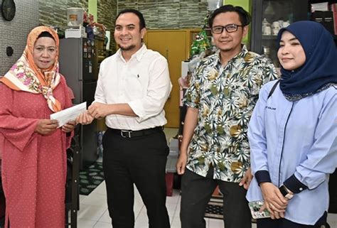 Anwar Sampaikan Sumbangan Kepada Zaiton Sameon Mykmunet