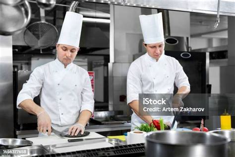 레스토랑 바쁜 주방 요리사와 요리사가 요리를 하고 있습니다 2명에 대한 스톡 사진 및 기타 이미지 2명 건강한 식생활 고급 요리 Istock