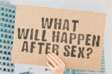 ぼやけた背景の欲望を持つ男性の手のバナーのセックスの後に何が起こるかというフレーズ プレミアム写真