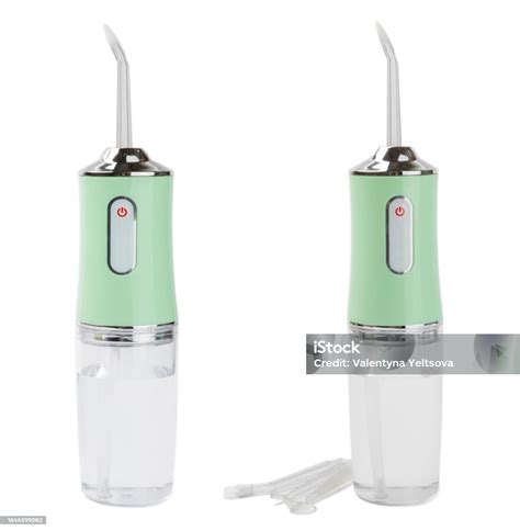 흰색 배경에 분리된 전자 구강 세정기 구강 위생을위한 치과 도구 전기 치간 청소기 치과용 물 샤워 구강 관리 개념입니다 이빨에 대한 스톡 사진 및 기타 이미지 Istock