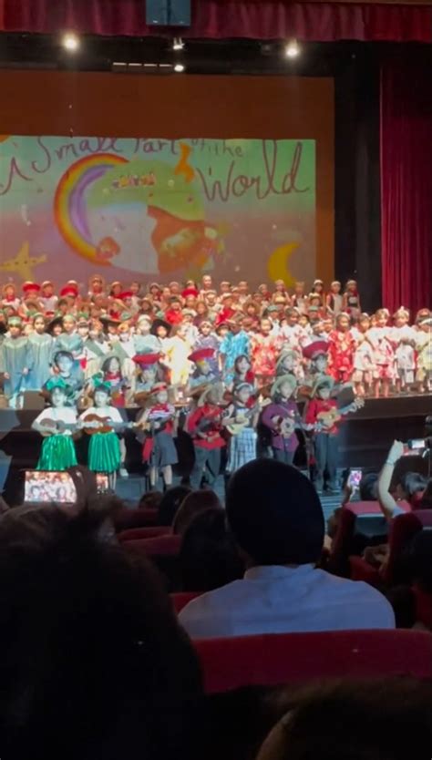 โมเมนต์อบอุ่น ต่าย ชุติมา ถ่ายคลิปรอยยิ้มของพ่อ ทิม พิธา เมื่อมาดูการแสดงลูกสาว น้องพิพิม