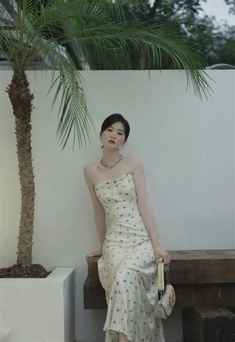 喬欣一襲抹胸碎花裙完美秀出名品肩淡雅靈巧間更襯溫柔日夏 資訊咖