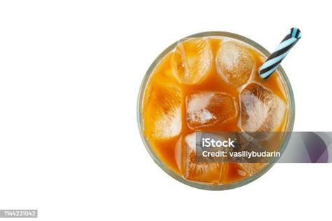 크림이 위에 붓고 커피 원두가 있는 키가 큰 유리에 고립 된 아이스 커피 가벼운 배경에 차가운 여름 음료 복사 공간 사용 0명에 대한 스톡 사진 및 기타 이미지 Istock