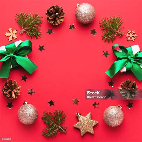 소나무 나무 가지 콘 선물 장식과 색종이와 빨간색 배경에 크리스마스 프레임 빨간색과 녹색 요소 복사 공간 상단보기축제 다채로운 크리스마스 배경 0명에 대한 스톡 사진 및