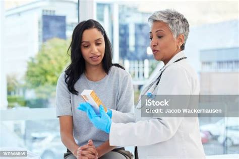 의료 상담 및 의사가 병원에서 환자와 약을 설명하는 이야기 의학 전문직 및 여성 의료 종사자 또는 메디케어 클리닉에서 여성과 상담하는 전문가 의사에 대한 스톡 사진 및 기타