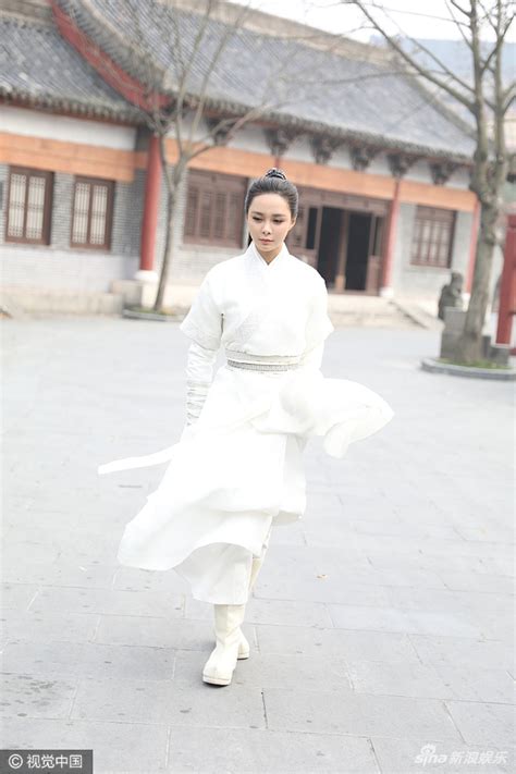 侠女风范沈梦辰走路带风衣角飞扬仙气足 新浪图片