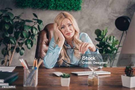 젊은 비즈니스 여자의 초상화 음침한 얼굴 홀드 안경 책상 착용 셔츠 로프트 인테리어 비즈니스 센터 사무실 실내 40 44세에