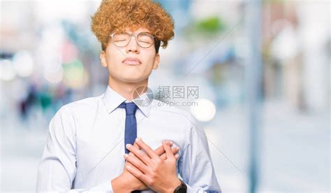 双手放在胸前微笑高清图片下载 正版图片505718616 摄图网