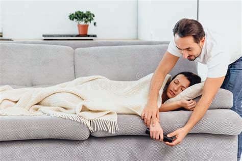 Su Esposa Duerme En El Rato Del Sof Foto De Archivo Imagen De Pares Feliz