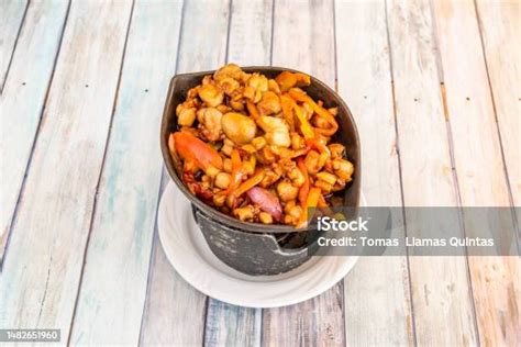 나무 테이블에 견과류와 볶은 고추와 양파를 곁들인 일본 데리야끼 소스를 곁들인 다진 닭고기를 위한 훌륭한 요리법 갈비 음식에 대한 스톡 사진 및 기타 이미지 Istock