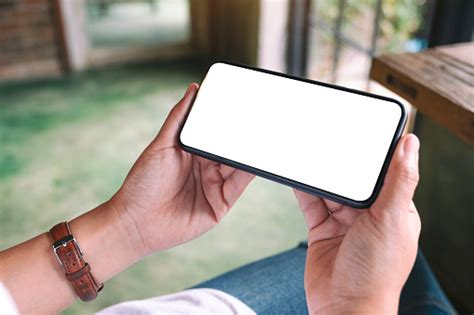 빈 데스크톱 화면으로 검은 색 휴대 전화를 들고있는 여성 가득 찬에 대한 스톡 사진 및 기타 이미지 가득 찬 공란 디지털 뷰파인더 Istock