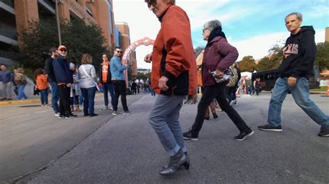 Social Robot Navigation Via Explainable Interactions Snei