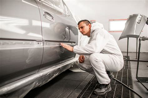 갓 칠한 문 세그먼트에 페인트 일관성을 확인 하는 자동차 회화 기술자 스프레이 도장에 대한 스톡 사진 및 기타 이미지 스프레이 도장 부스 차 Istock