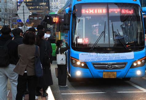 출근 서둘러야 내일부터 광역버스 입석운행 중단 청계천 옆 사진관