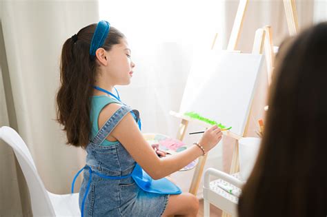 미술 수업에서 캔버스에 생생한 색상으로 창작하는 귀여운 젊은 예술가 학교 환경에서 창의성과 상상력을 포착합니다 2명에 대한 스톡 사진 및 기타 이미지 Istock